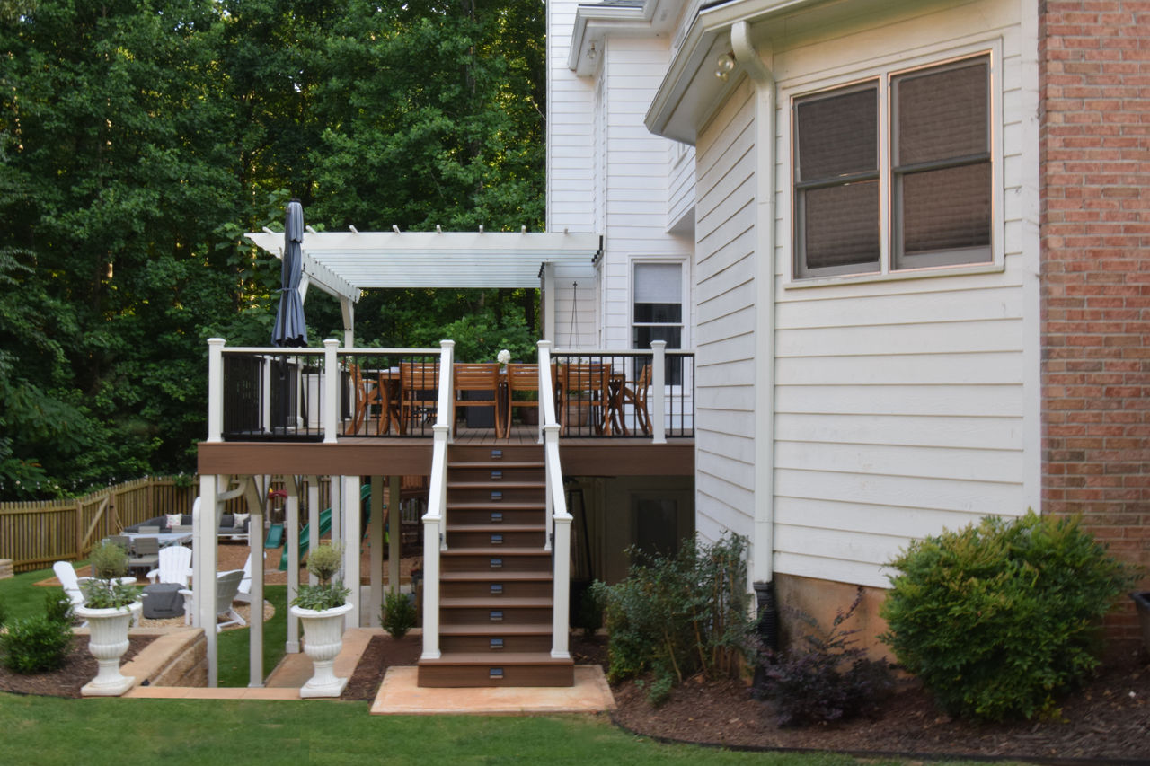 Emily schließt die Transformation der DIY-Terrasse ab | Trex